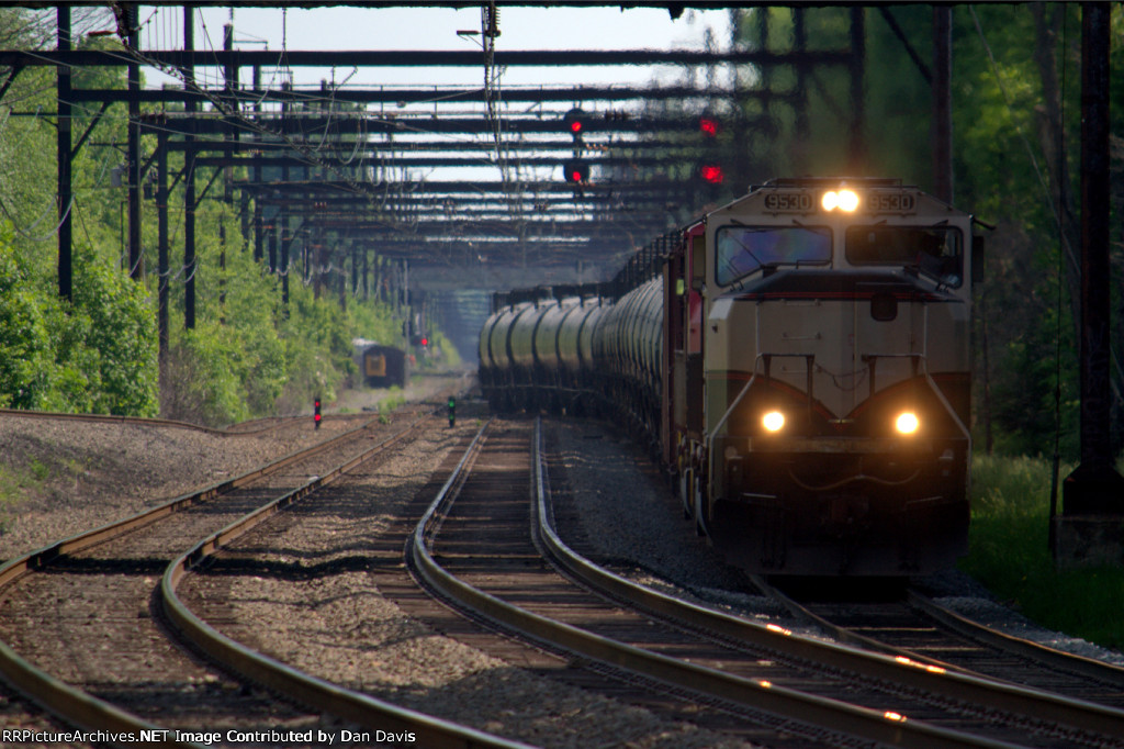 BNSF SD70MAC 9530 leads K040-01